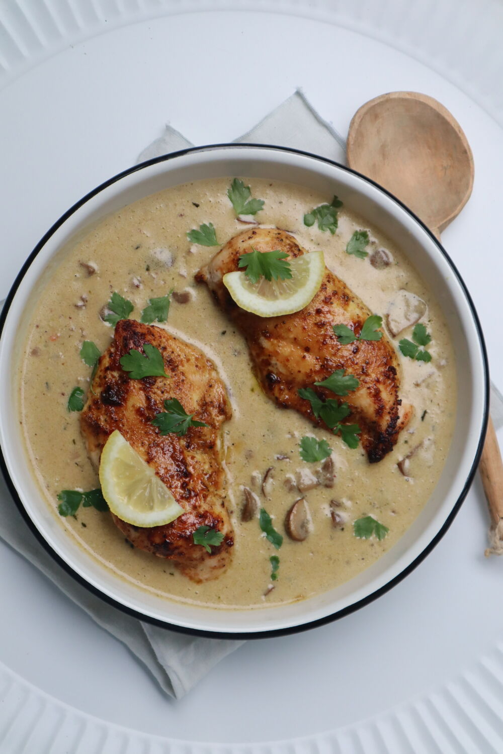 Kip in Romige Mosterdsaus